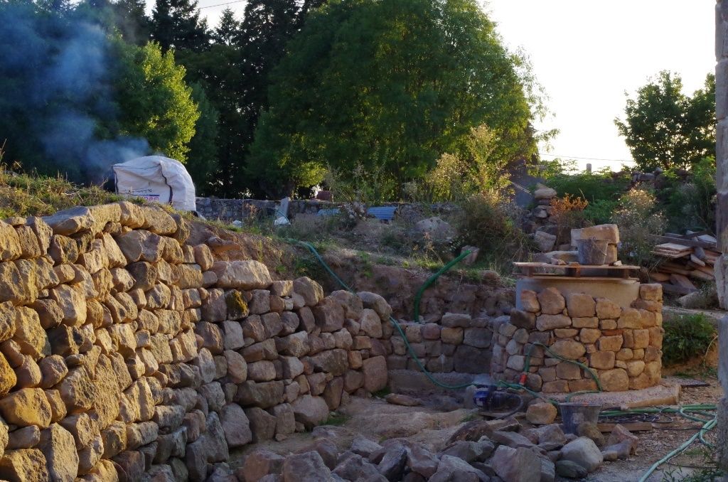 Extérieur : action n°2 : finir le mur en pierre sèche et le puit ...