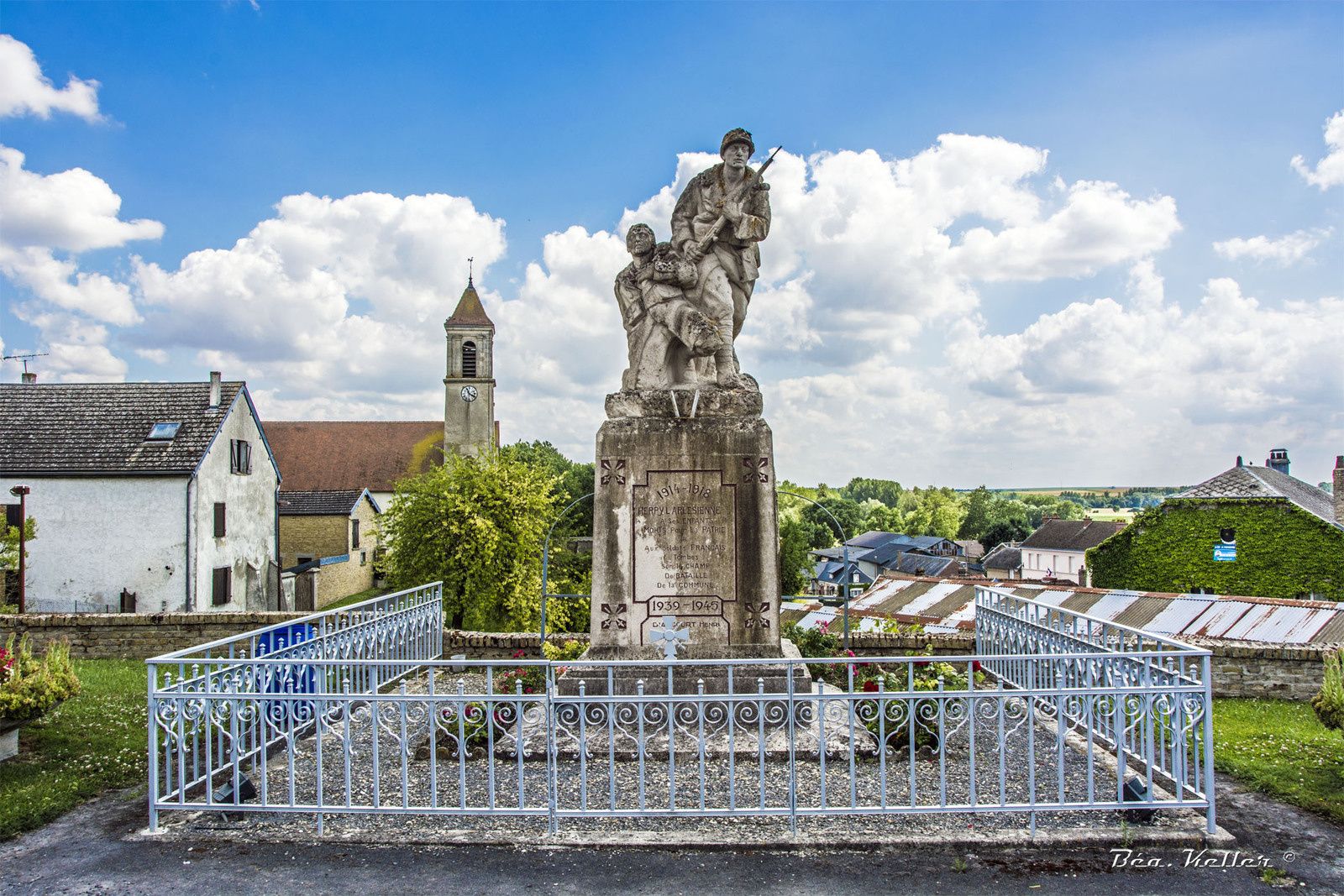 Herpy-l'Arlésienne : Monument aux Morts et Mémorial en Hommage aux ...