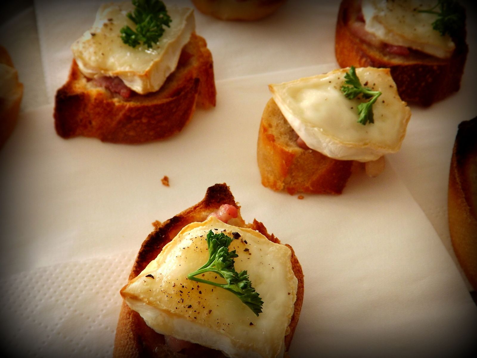 Toasts chauds au miel, lardon et fromage de chèvre - Feuilles de chou