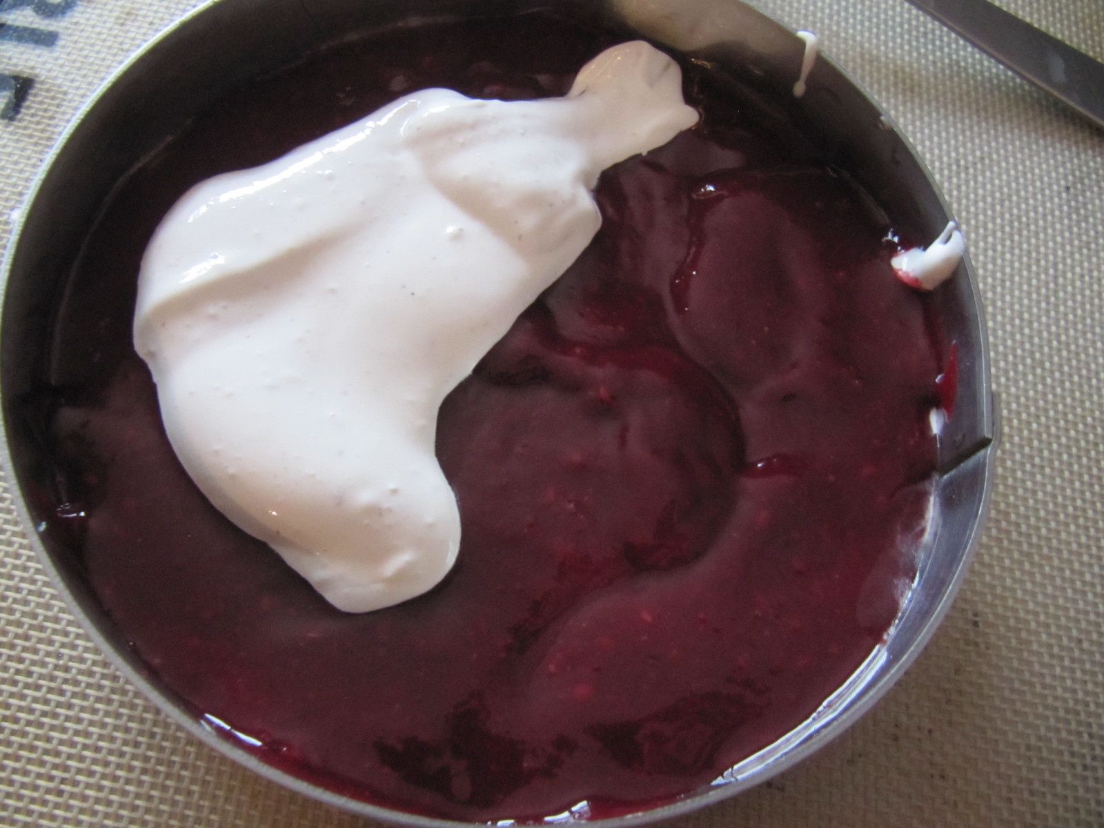 Entremet dragées et son insert aux fruits rouges - mille et une saveurs ...