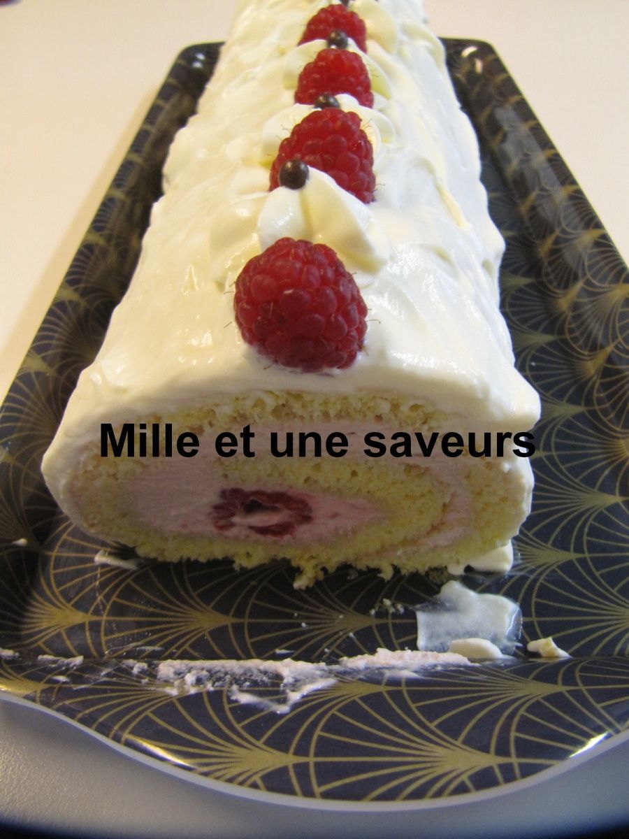 Bûche de Noël roulée aux fruits rouges - mille et une saveurs dans ma ...