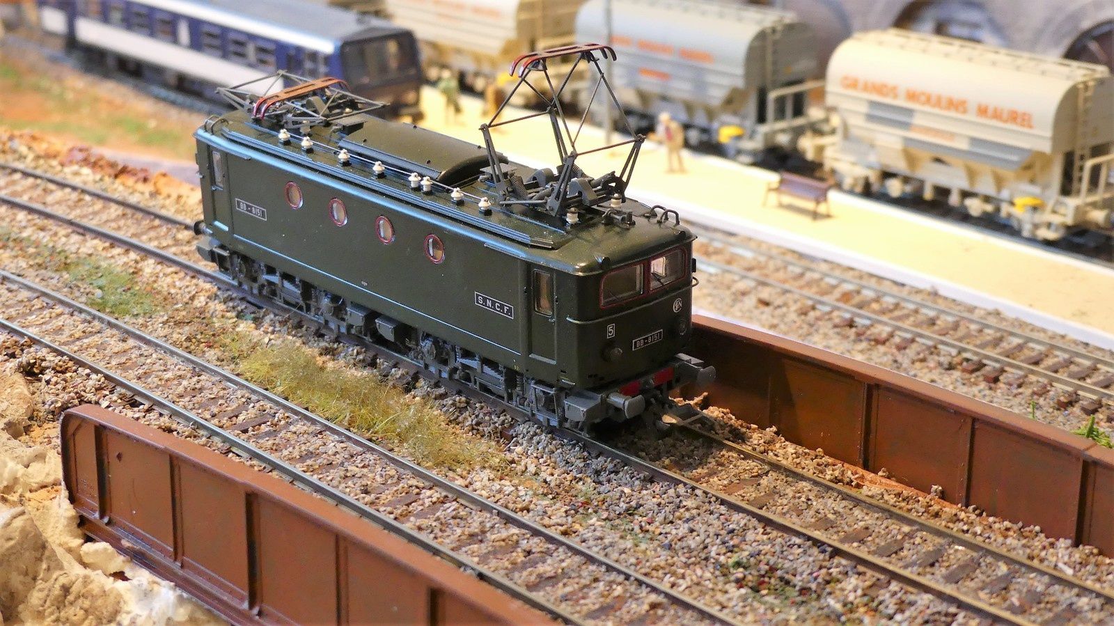 Puis quelques jours après, acquisition de la BB 8151 modèle Roco ...