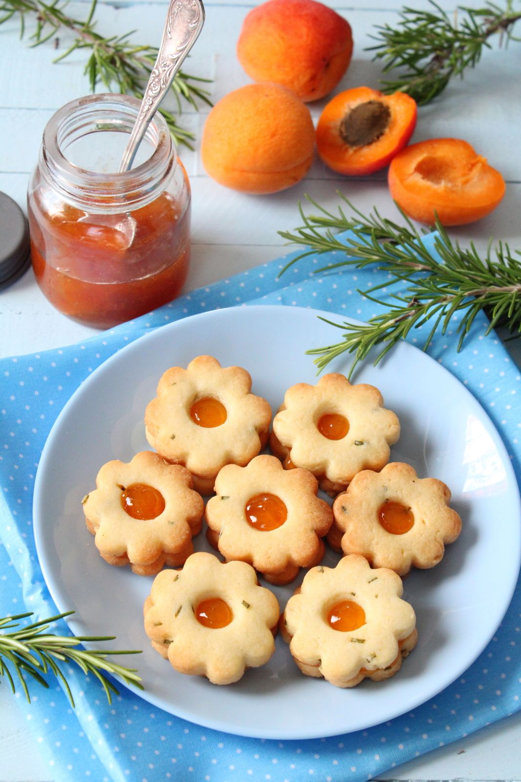 Biscuits au Romarin à la Confiture d'Abricots de Provence - Mes P'tits ...