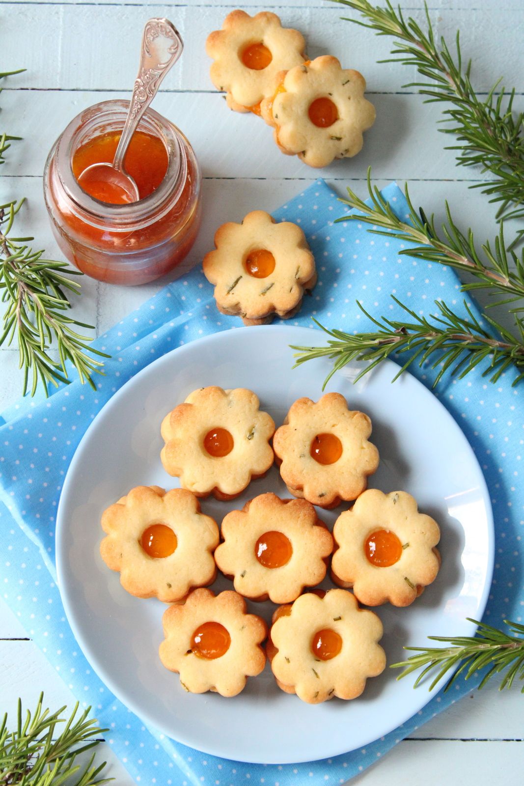 Biscuits au Romarin à la Confiture d'Abricots de Provence - Mes P'tits ...