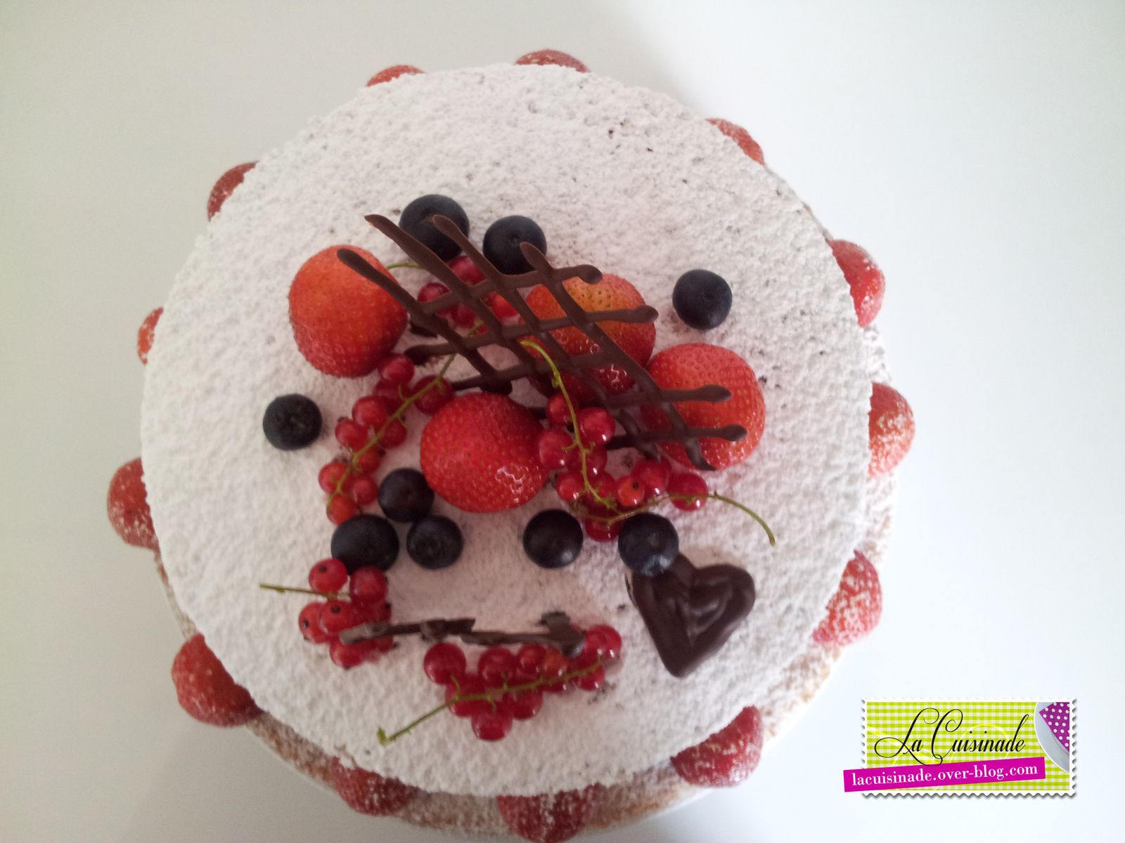 Gâteau d'Anniversaire aux Fruits Rouges - La Cuisinade