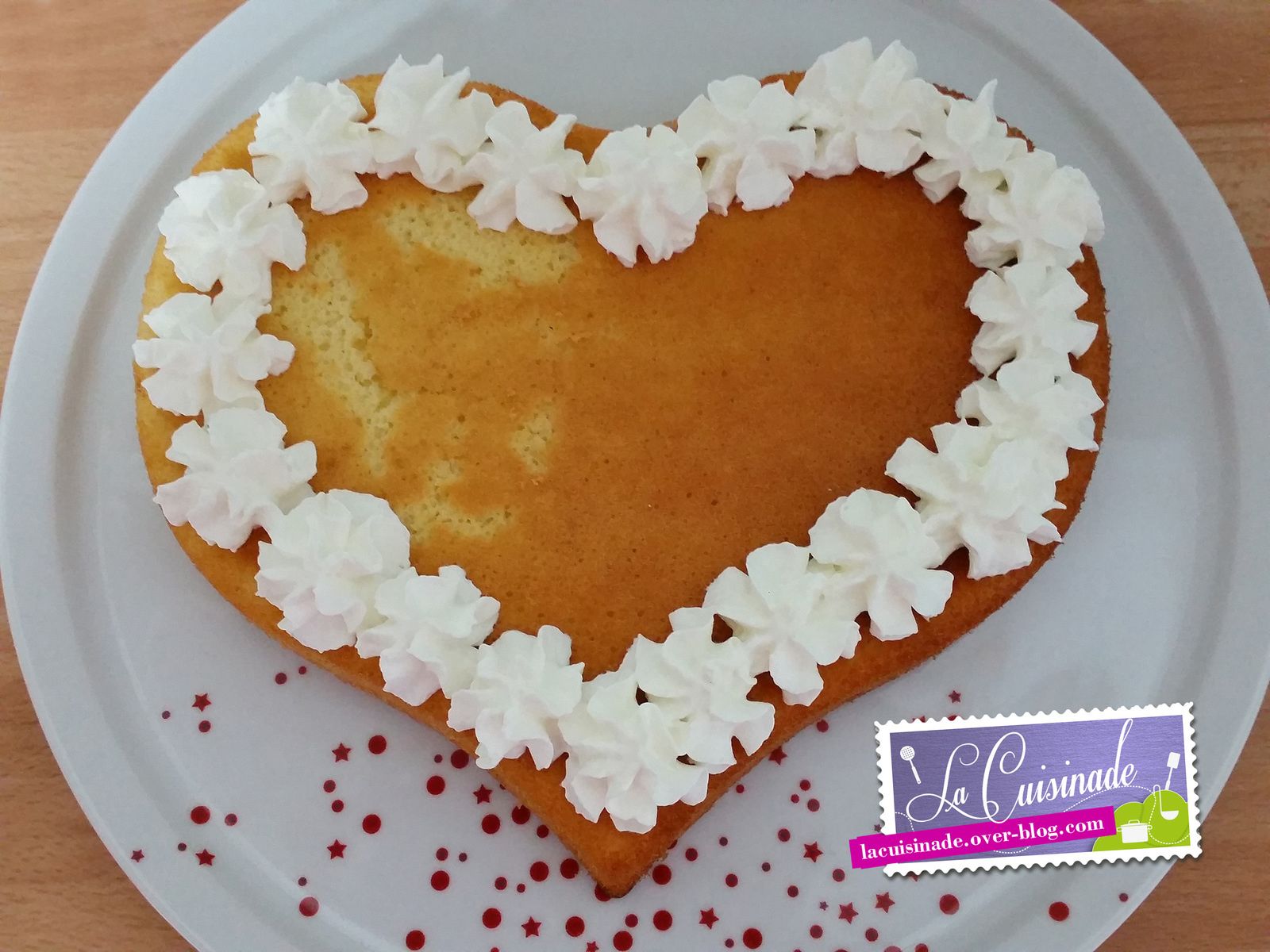 Gâteau aux fruits rouges sur crème au mascarpone fouettée - La Cuisinade