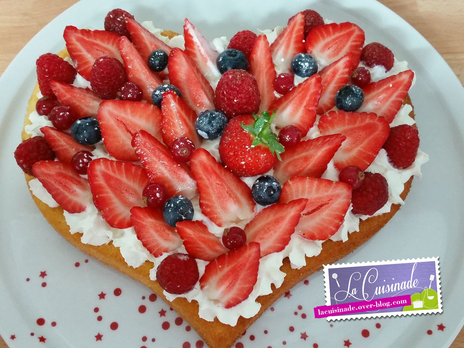 Gâteau aux fruits rouges sur crème au mascarpone fouettée - La Cuisinade
