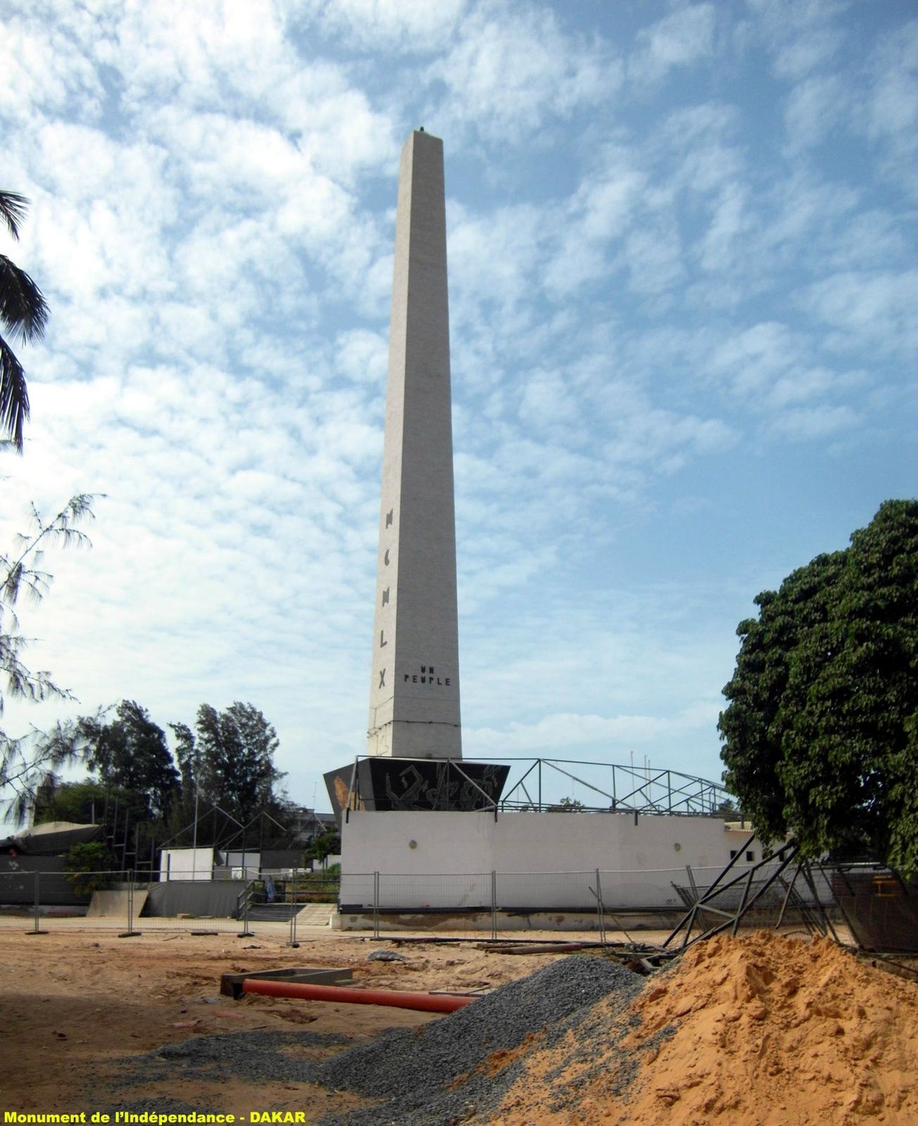 Du monument de l'Indépendance... O Monument de la renaissance africaine ...