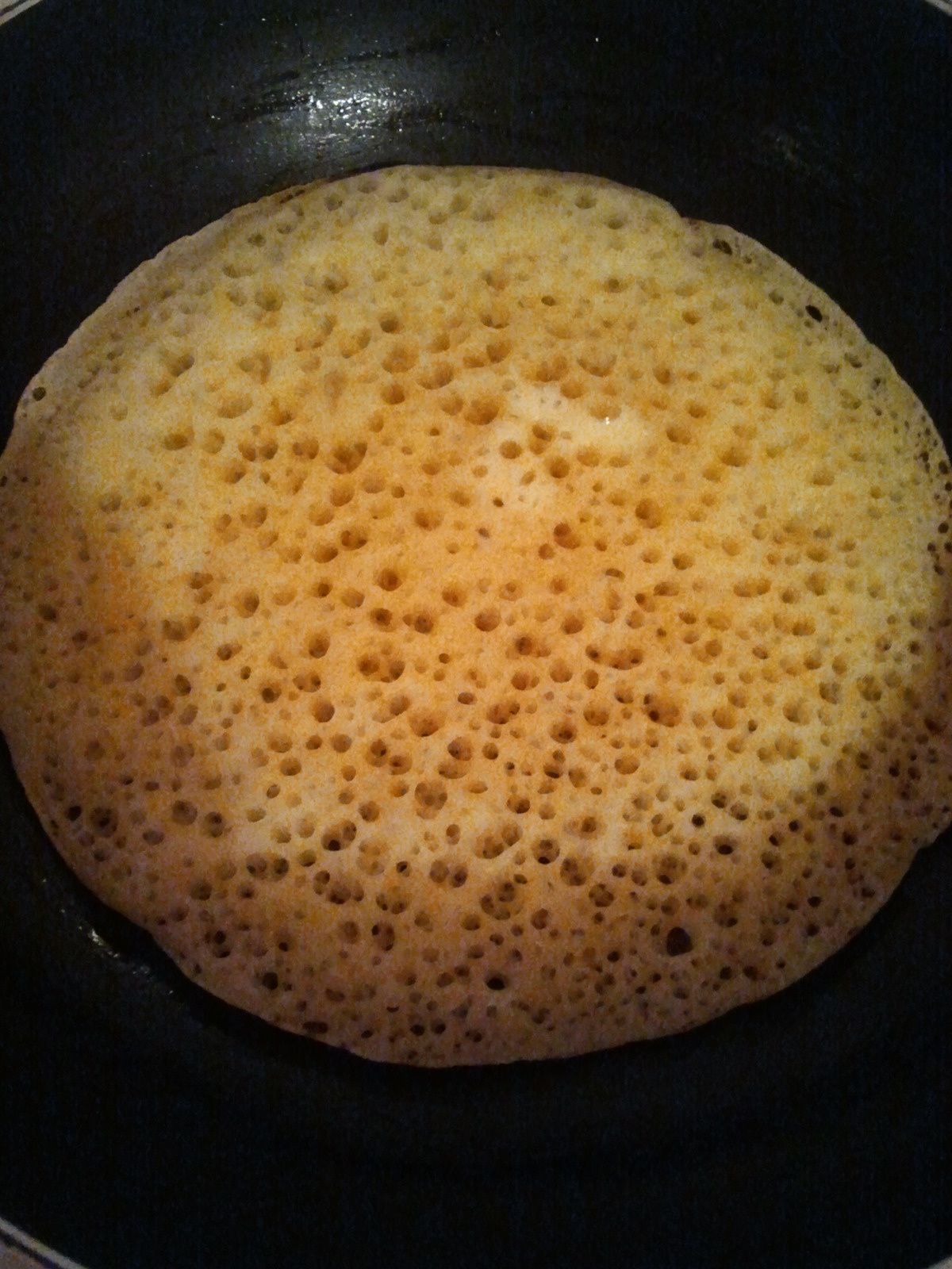 Baghrir au miel et beurre( crèpes mille trous) et baghrir aux raisins ...