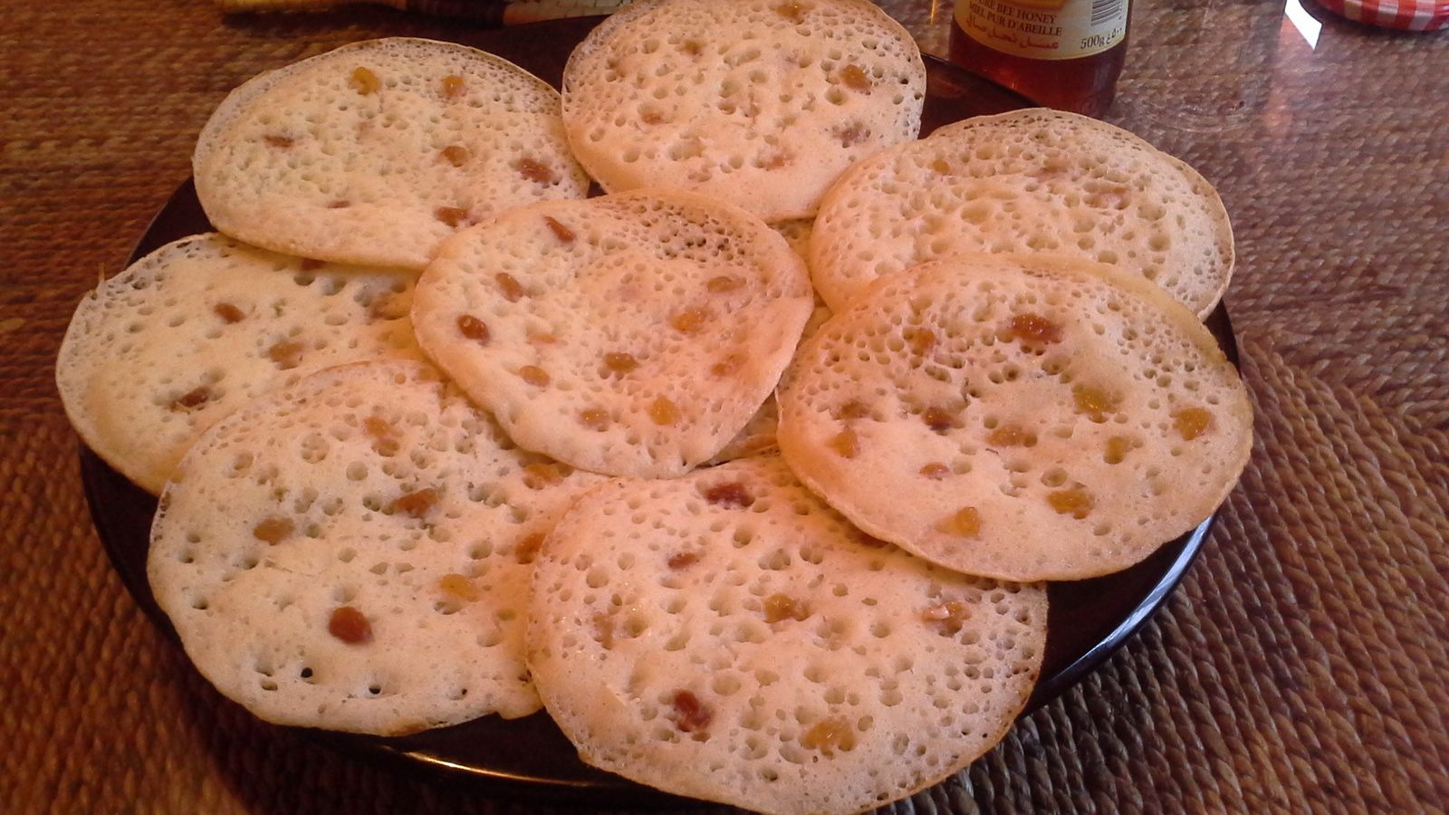 Baghrir au miel et beurre( crèpes mille trous) et baghrir aux raisins ...