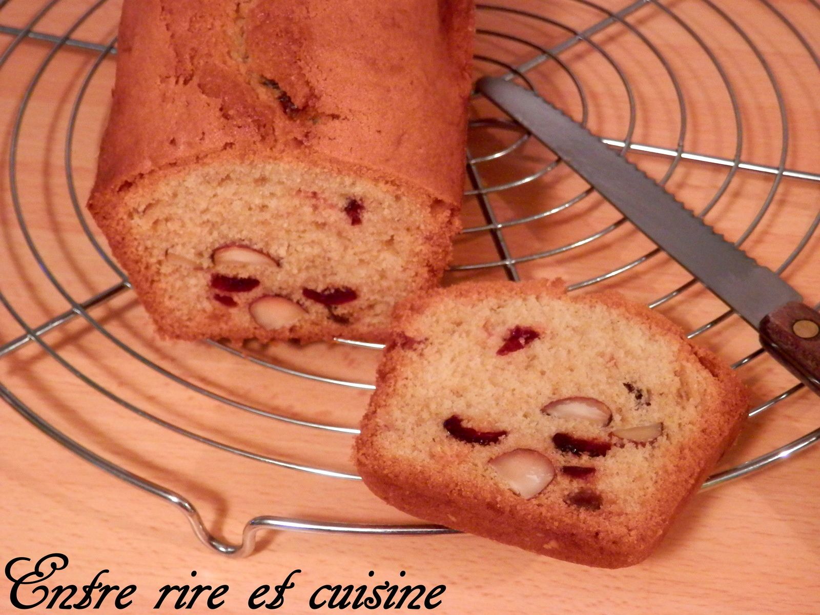 Cake aux fruits rouges et amandes - Entre rire et cuisine