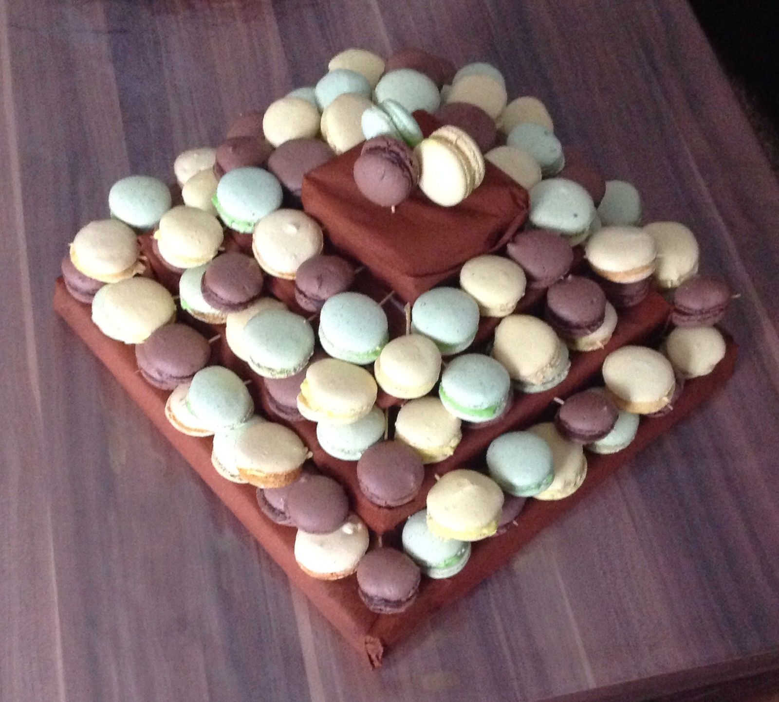 Pyramide de macarons - Cuisinedumondepartagee.over-blog.com