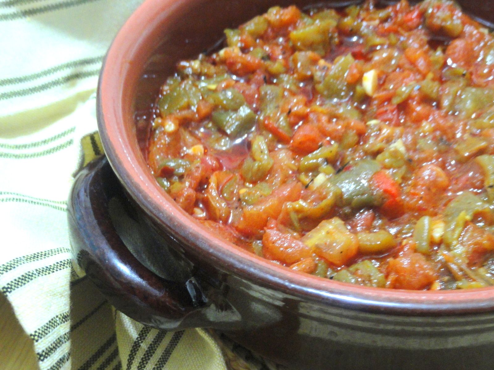 Chakchouka makliya aux poivrons et tomates à l'ail/ Plat Algérien ...