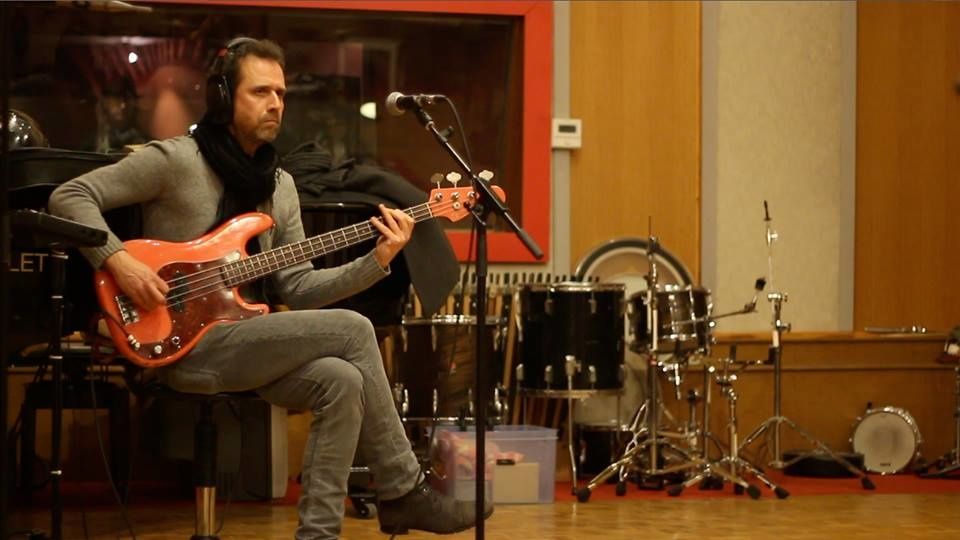 nicolas fiszman, un guitariste et pianiste français rejoignant benjamin ...