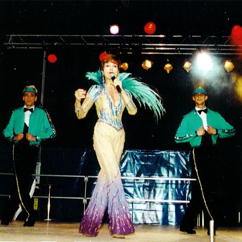 julie lande, elle débute sa carrière artistique au théâtre avec poiret ...