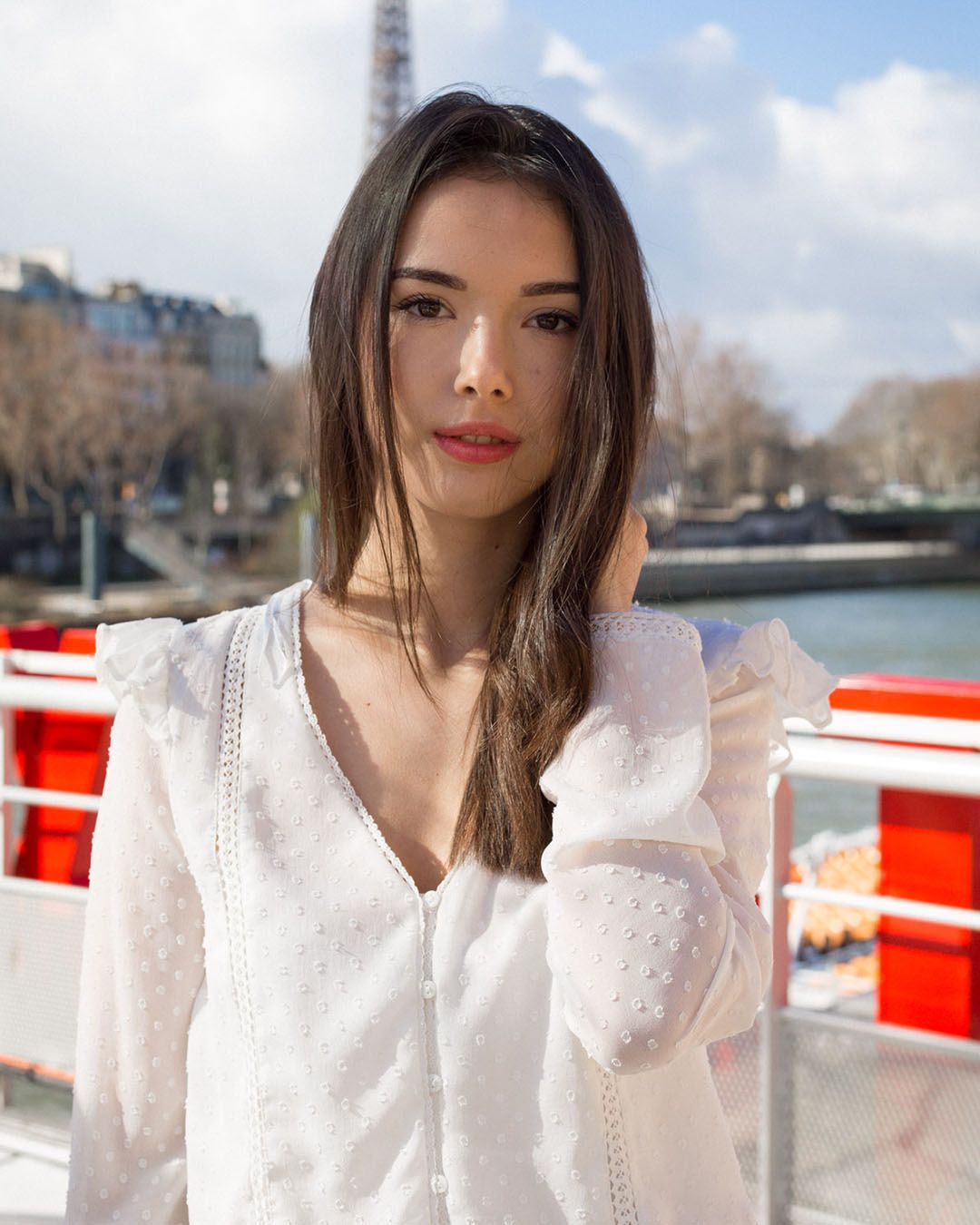 chloé stafler, une chanteuse et auteure-compositrice française qui ...