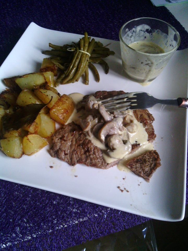 Rumsteck sauce champignon, pommes de terre rôti, Fagot d'haricot vert