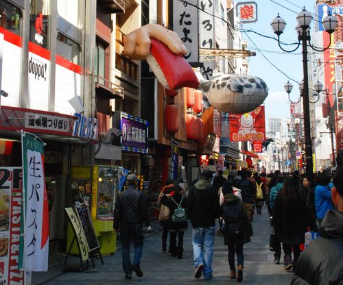 Mawaru Genroku (Osaka), inventeur du sushi-bar ! - Cookmyworld ...