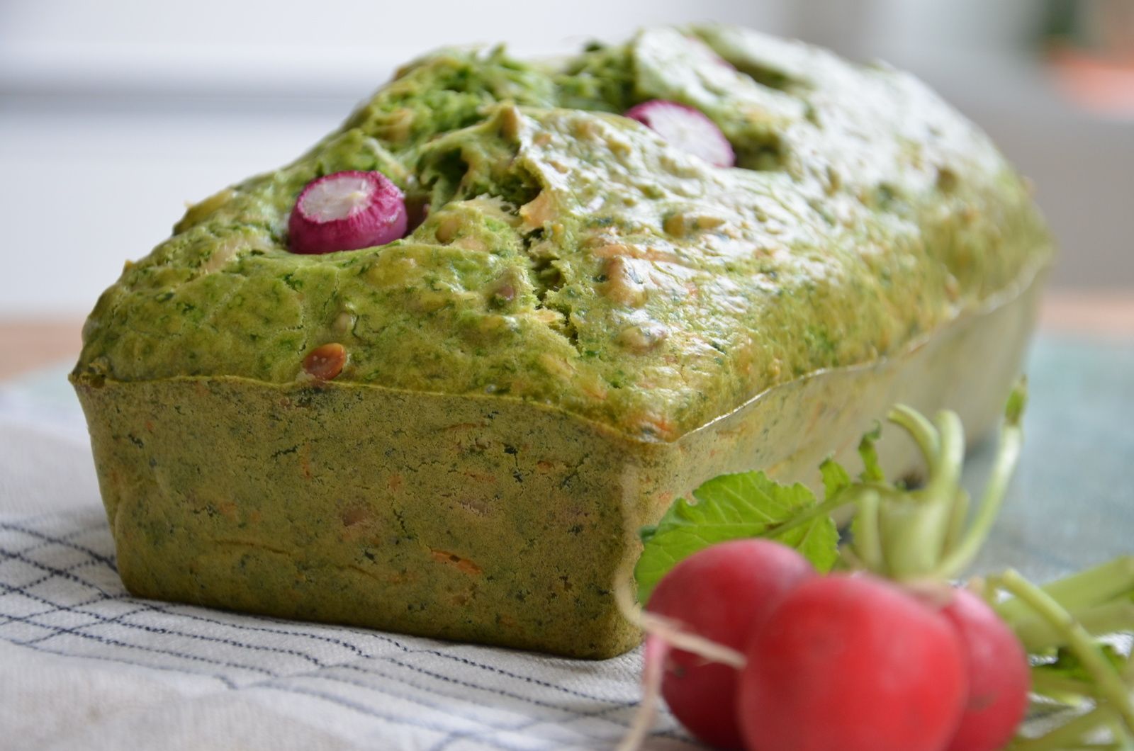 Cake aux radis et pignons de pin {végétarien} - Cuisine gourmande et saine