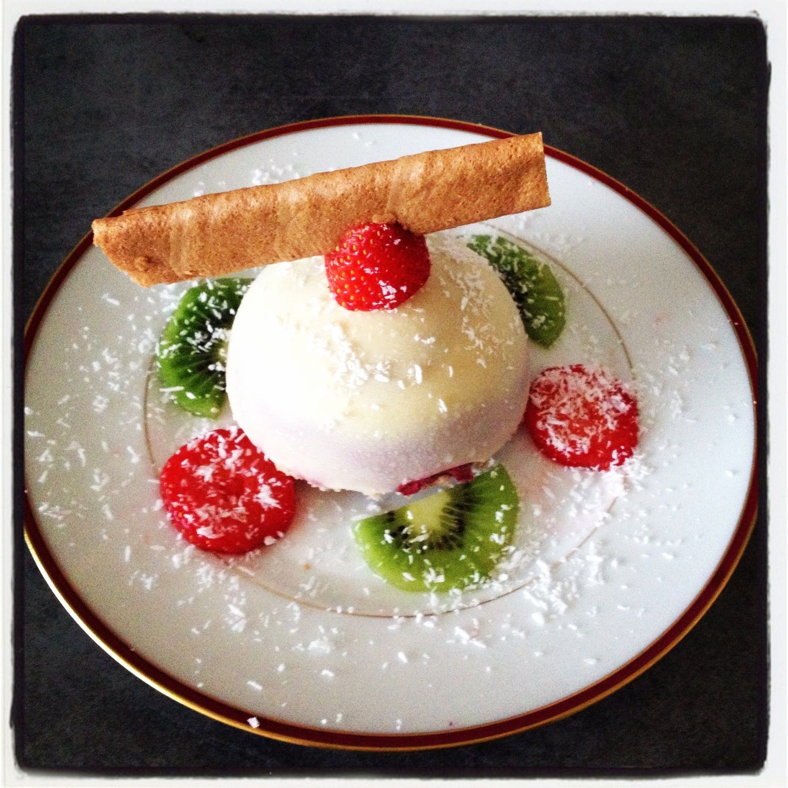 Dôme croquant de chocolat blanc à la mousse de fruits rouges ...