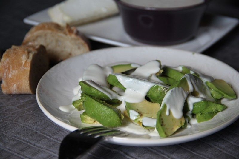 Salade d’avocat sauce chaude au chèvre - Miameuh