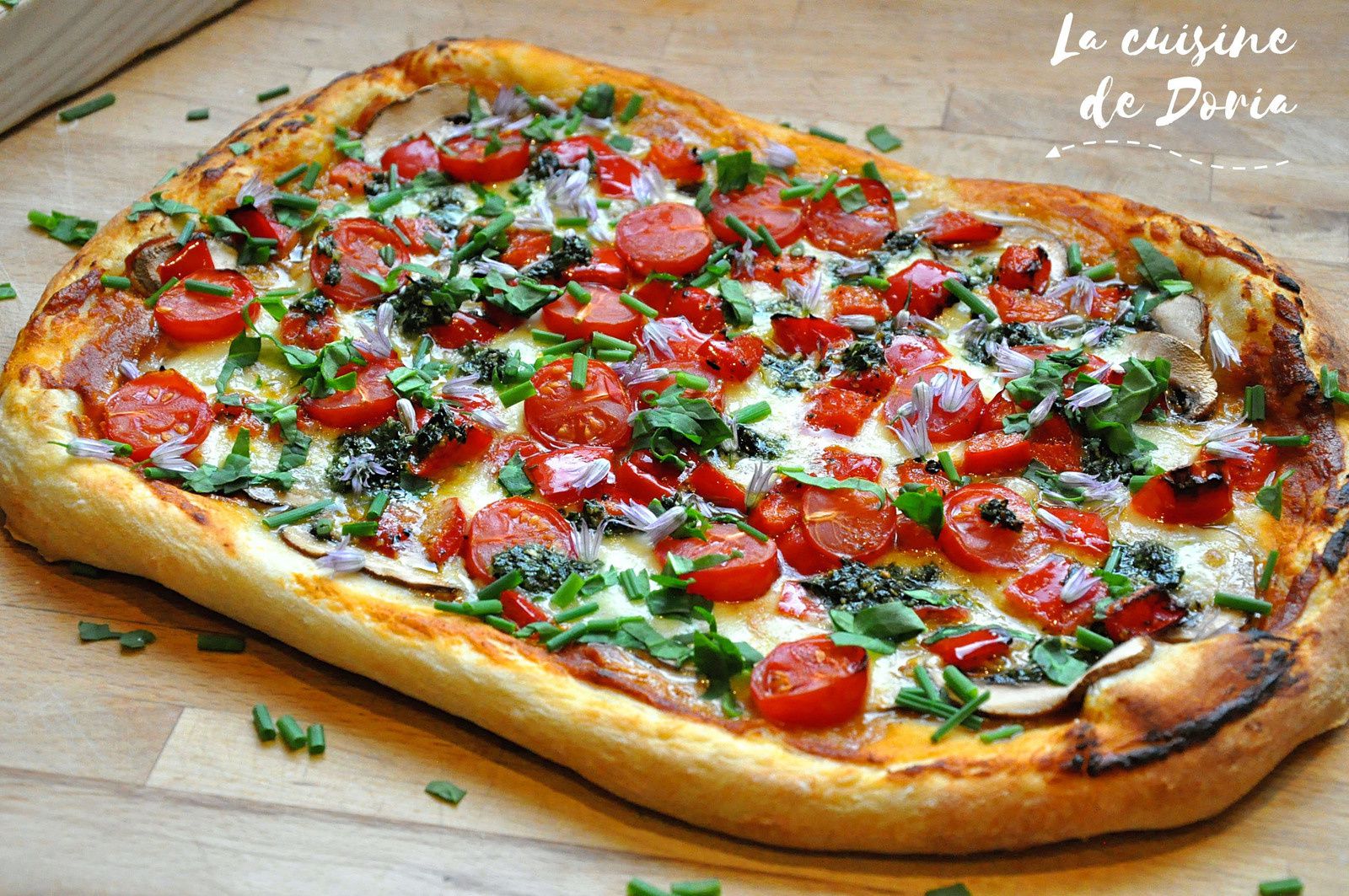 Pizza aux champignons, tomates cerises, mozzarella et herbes du jardin