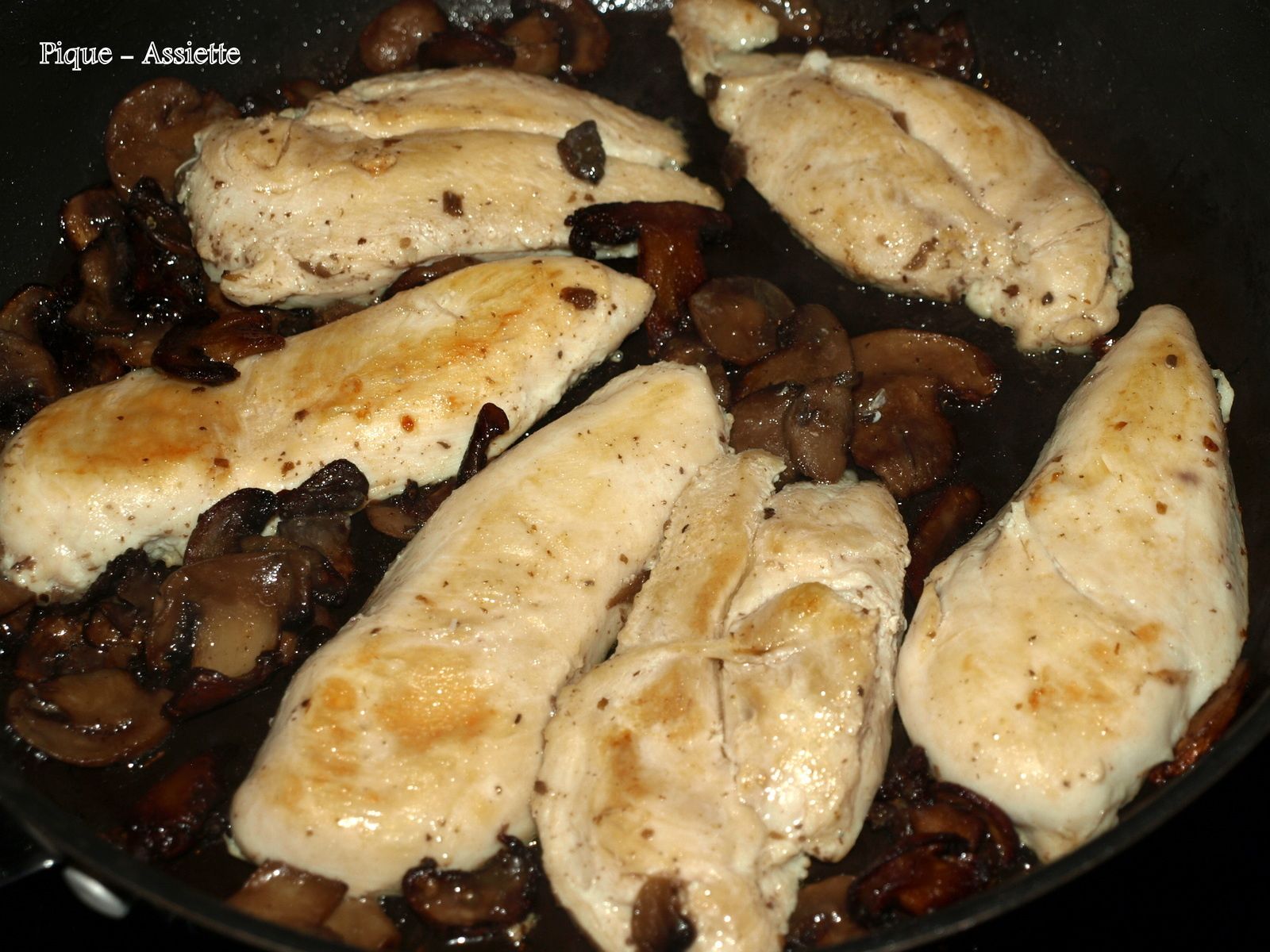 Escalopes de poulet à la crème et au Calvados. - Pique - Assiette