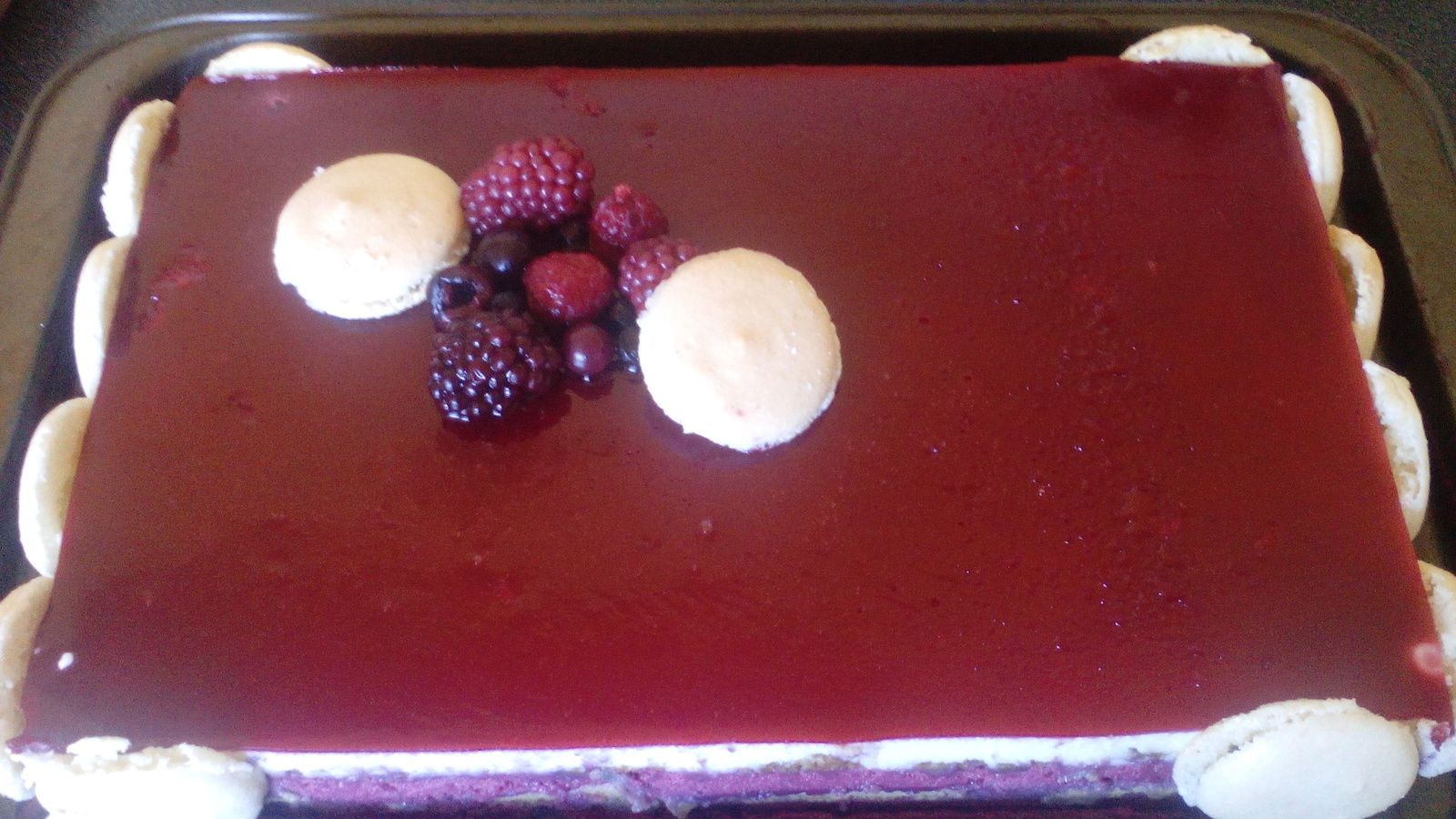 Entremet fruits rouges, chocolat blanc et spéculoos - Les gourmandises ...