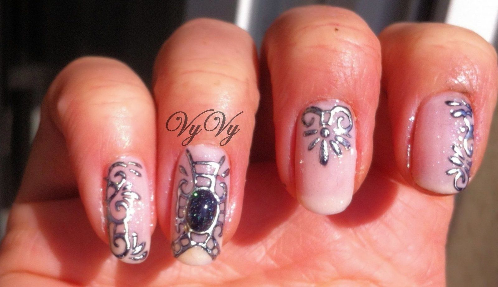 1ère pierre liquide - vyvy-nail-art