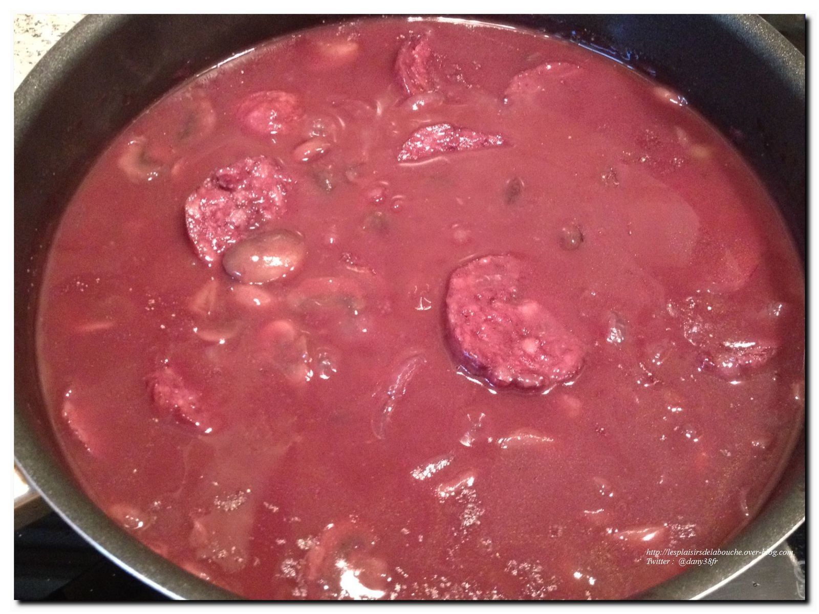 Saucisson cuit, sauce au vin rouge et son écrasé de pomme de terre ...