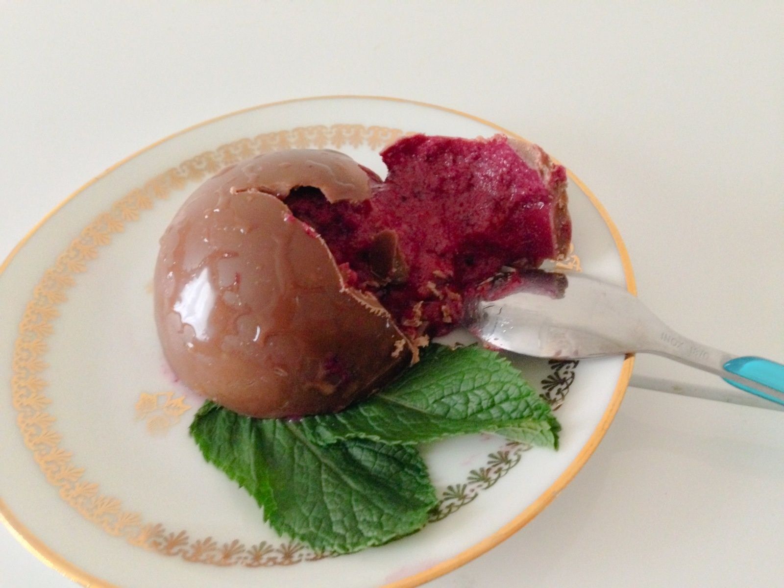 Dômes de chocolat au cœur de mousse de fruits rouges, ou comment se ...