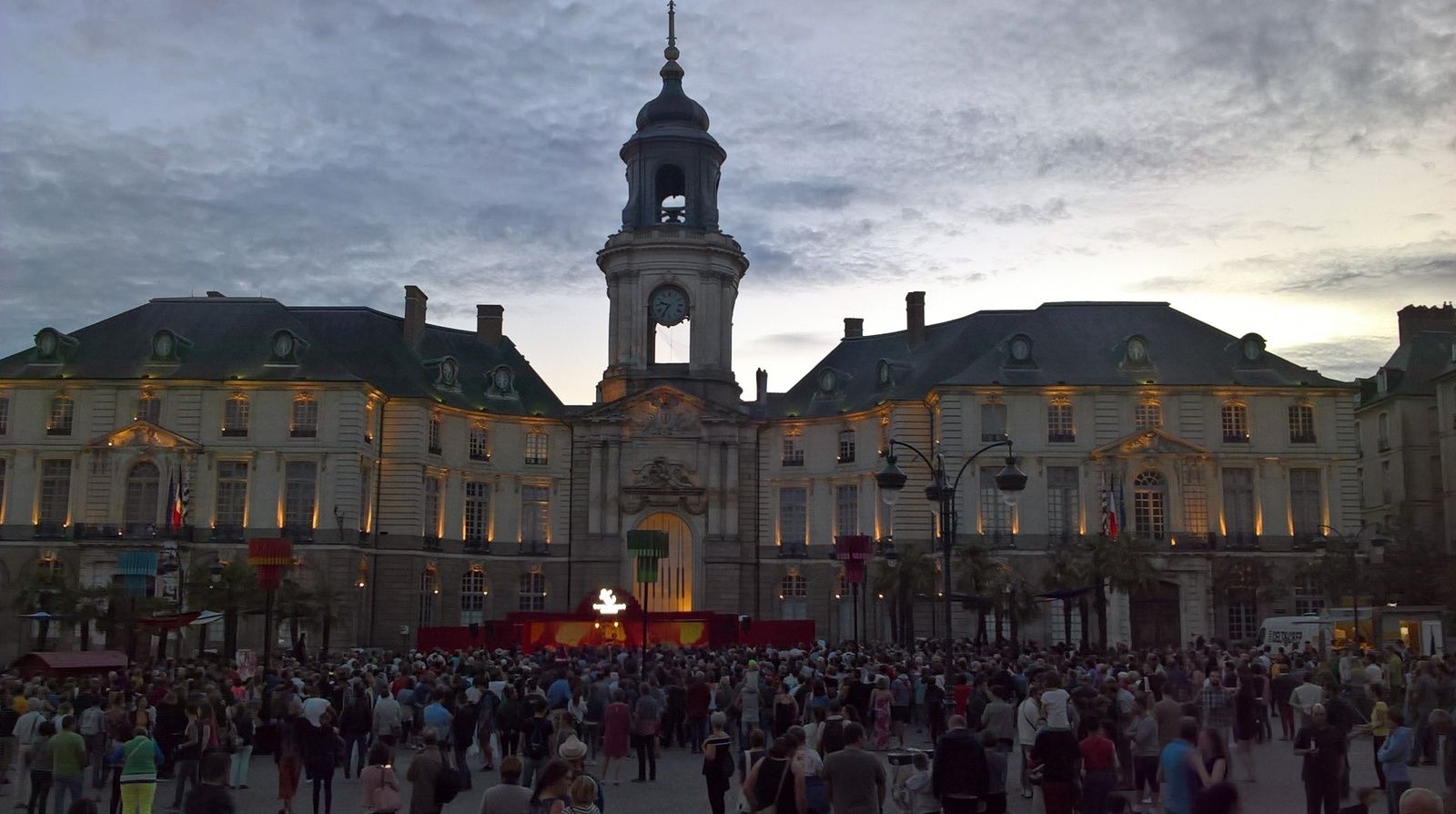 ça swingue place de la Mairie au mois d'août ! - Le blog de Yannick LE ...