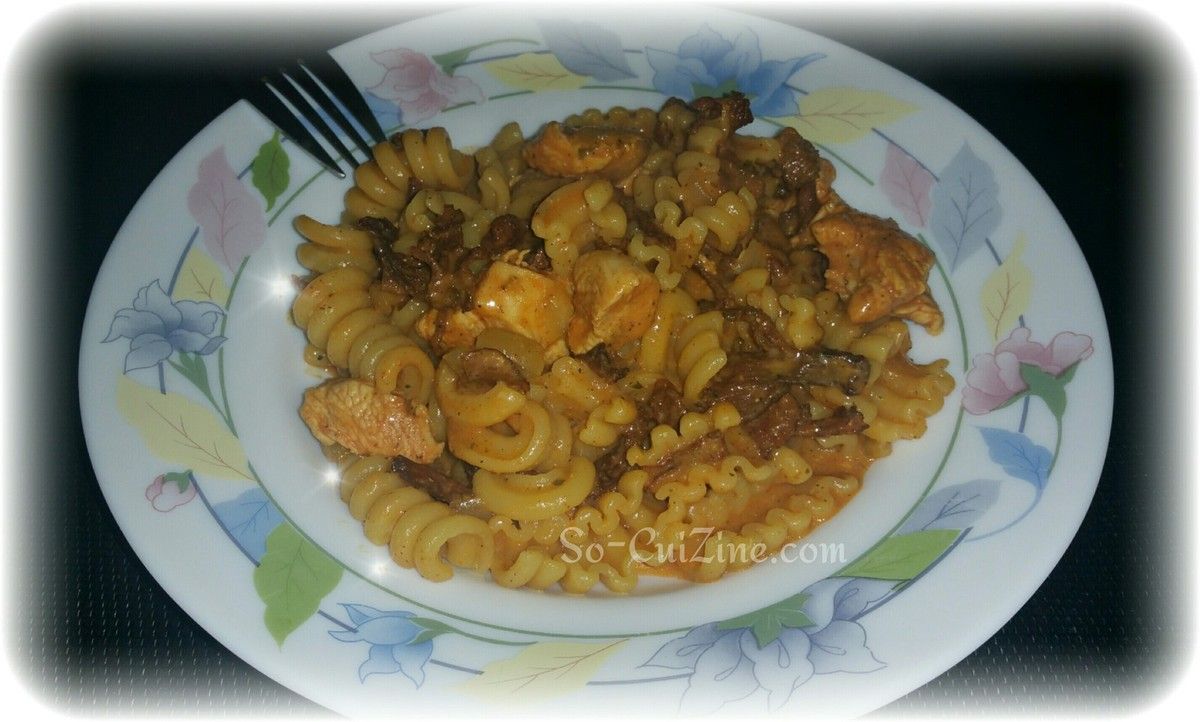 One Pot Pasta Poulet et Girolles - So-CuiZine/Plume & Prose