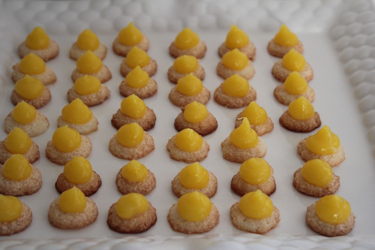 Mini dacquoises à la noix de coco, lemon curd et framboises sans gluten ...