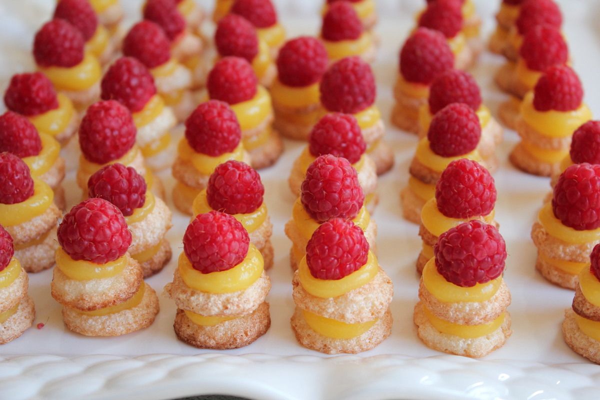 Mini dacquoises à la noix de coco, lemon curd et framboises sans gluten ...