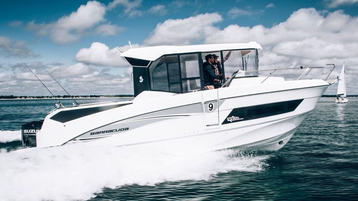 Reconnaître les différents types de bateaux à moteur : Le timonier ...