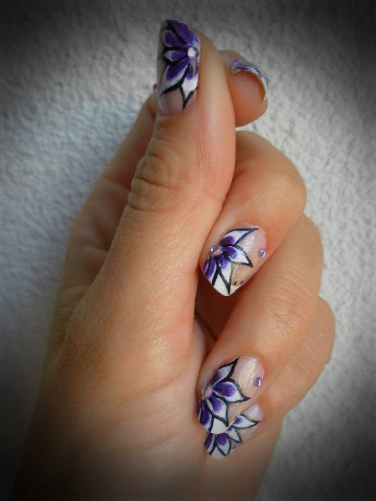 Nail ail (one stroke) sur french...... flowers by Betty Poob ...