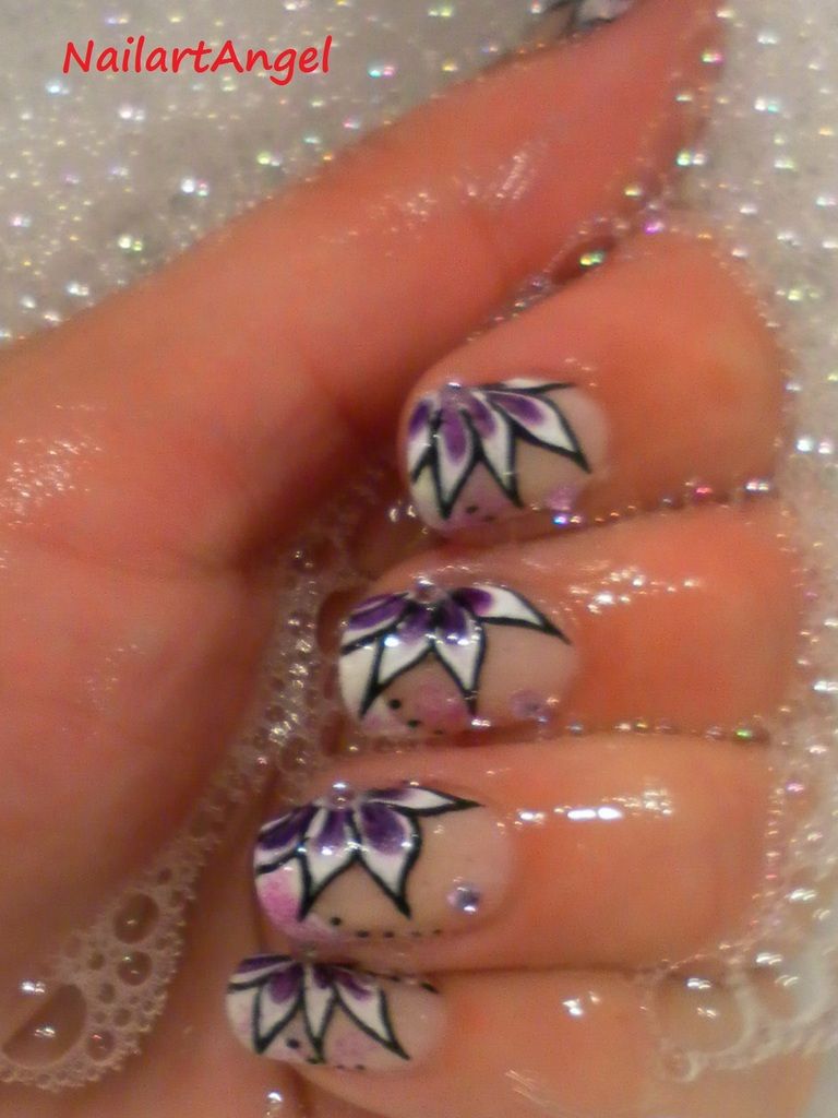 Nail ail (one stroke) sur french...... flowers by Betty Poob ...