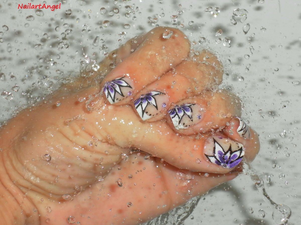 Nail ail (one stroke) sur french...... flowers by Betty Poob ...