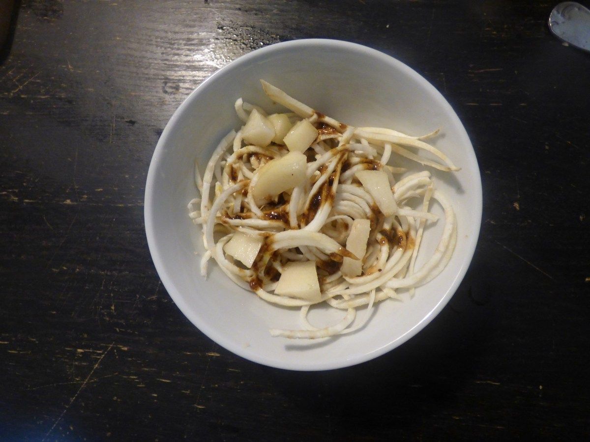 Salade de céleri-rave et poire, sauce sirop d'érable (cru ) - Végétalienne