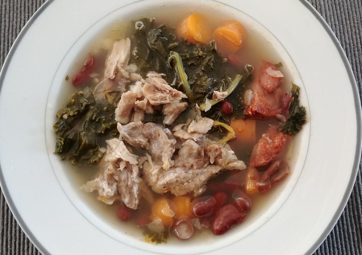 Soupe au chou kale et haricots rouges - Les recettes de chez moi