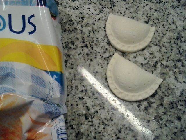 Bastoncini di sfoglia al sesamo con ripieno al formaggio (feta ...