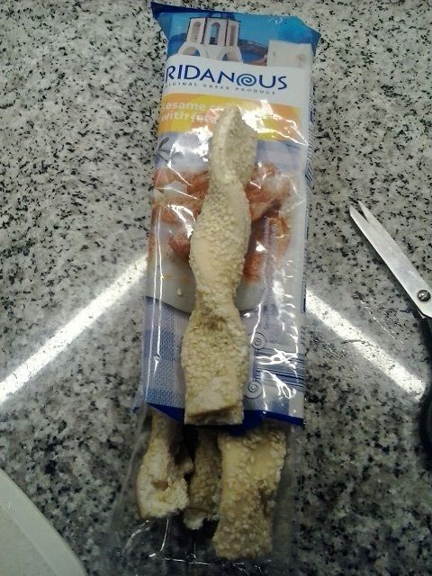 Bastoncini di sfoglia al sesamo con ripieno al formaggio (feta ...