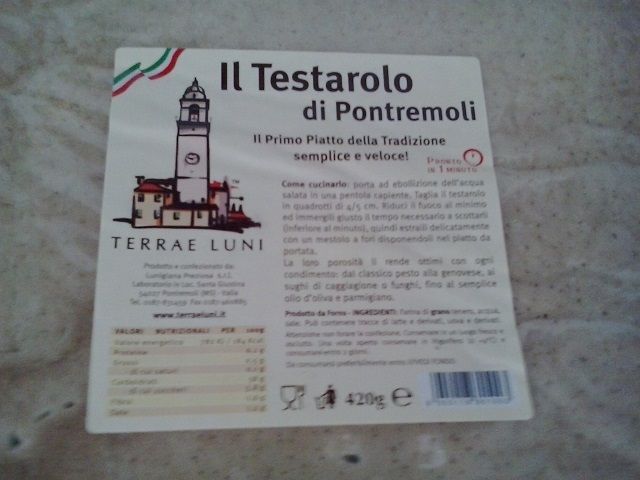 IL testarolo di Pontremoli con pesto e gamberetti o toma della val di ...