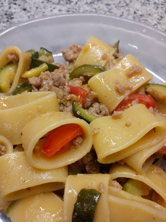 Pasta "calamarata" Rummo con salsiccia, zucchine e pomodorini Pachino ...