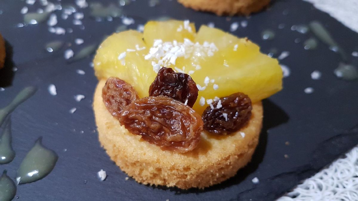 tartelettes à l'ananas poêlé, raisins au rhum et noix de coco - toc ...
