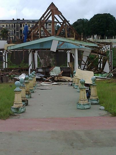 Place de l’UDEAC: La tribune en ruines - Le Drône