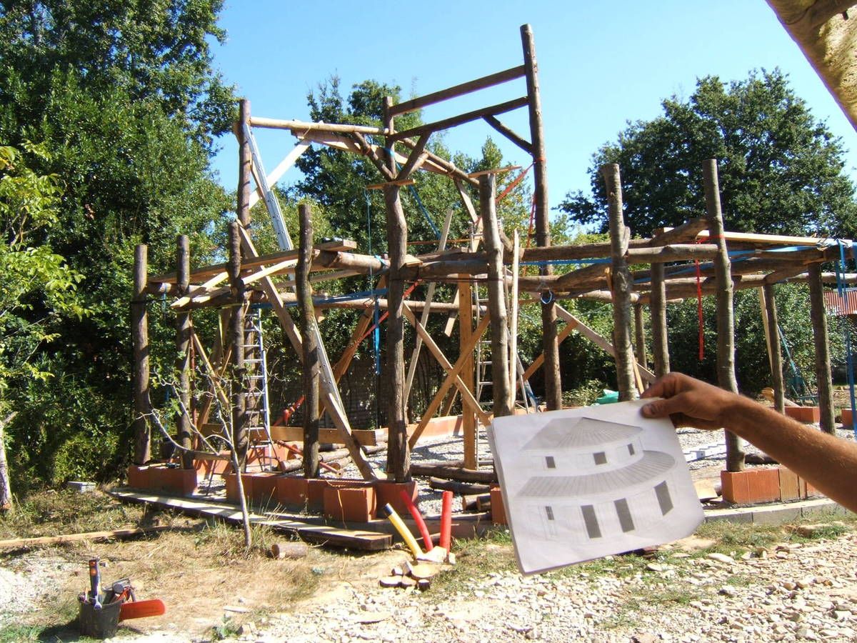 Une maison ronde en bois rond - Renard-Zingueur