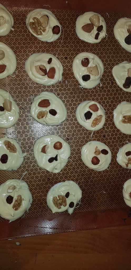 Mendiants au chocolat noir et fruits secs testé - mesrecettesBXL.over ... Mendiants au chocolat noir et fruits secs testé - mesrecettesBXL.over ...