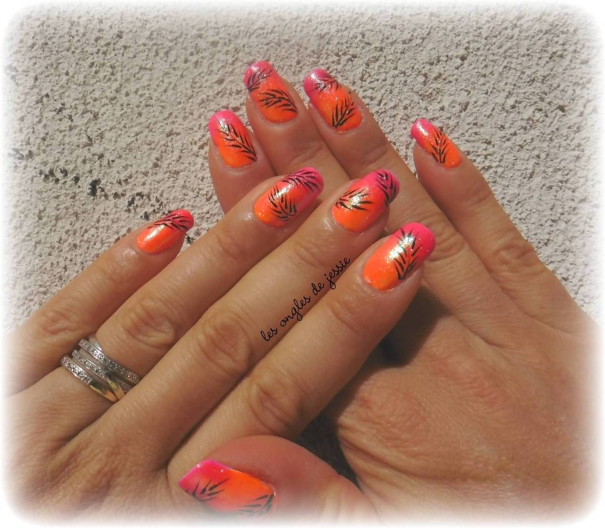 Manucure Fluo en rose et orange Nailart feuilles de palmier - Les ...